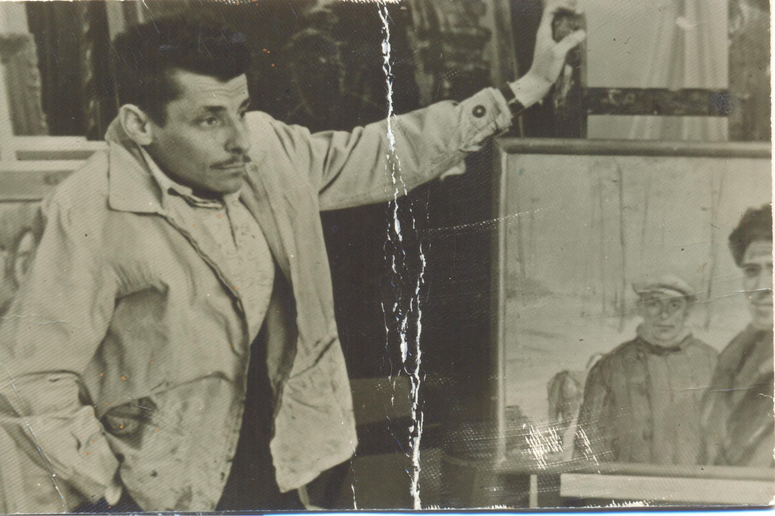 Meitene ar spoguli - Aluksniesiem.lv