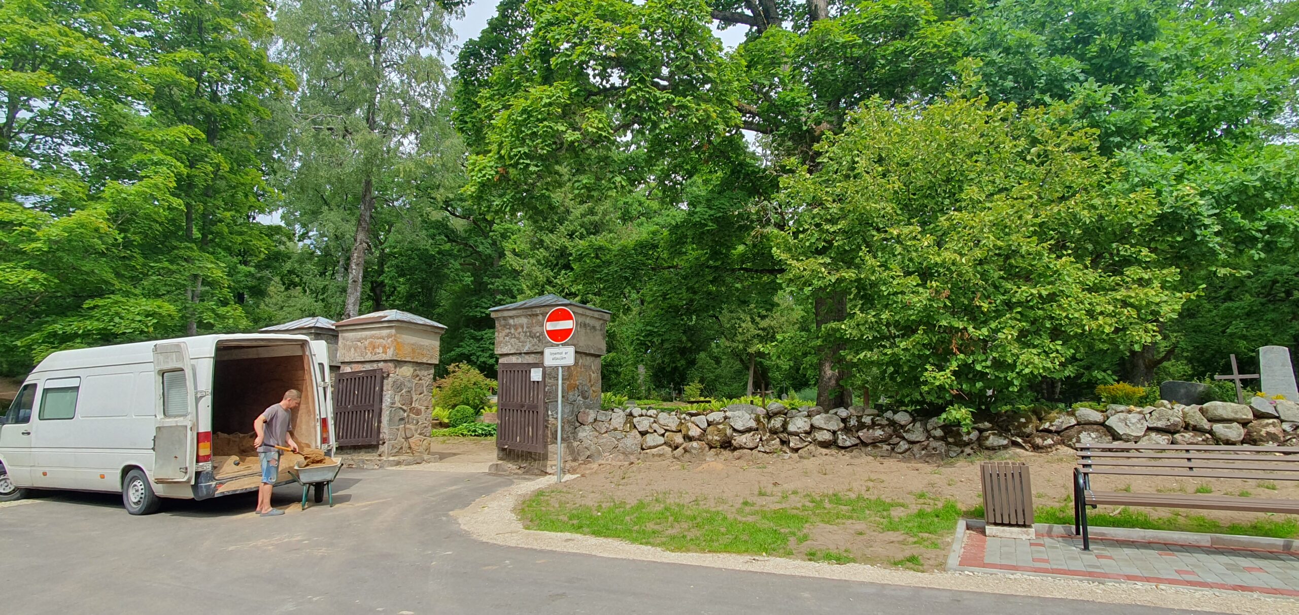 Smiltis kapos nepiemērotā vietā - Aluksniesiem.lv
